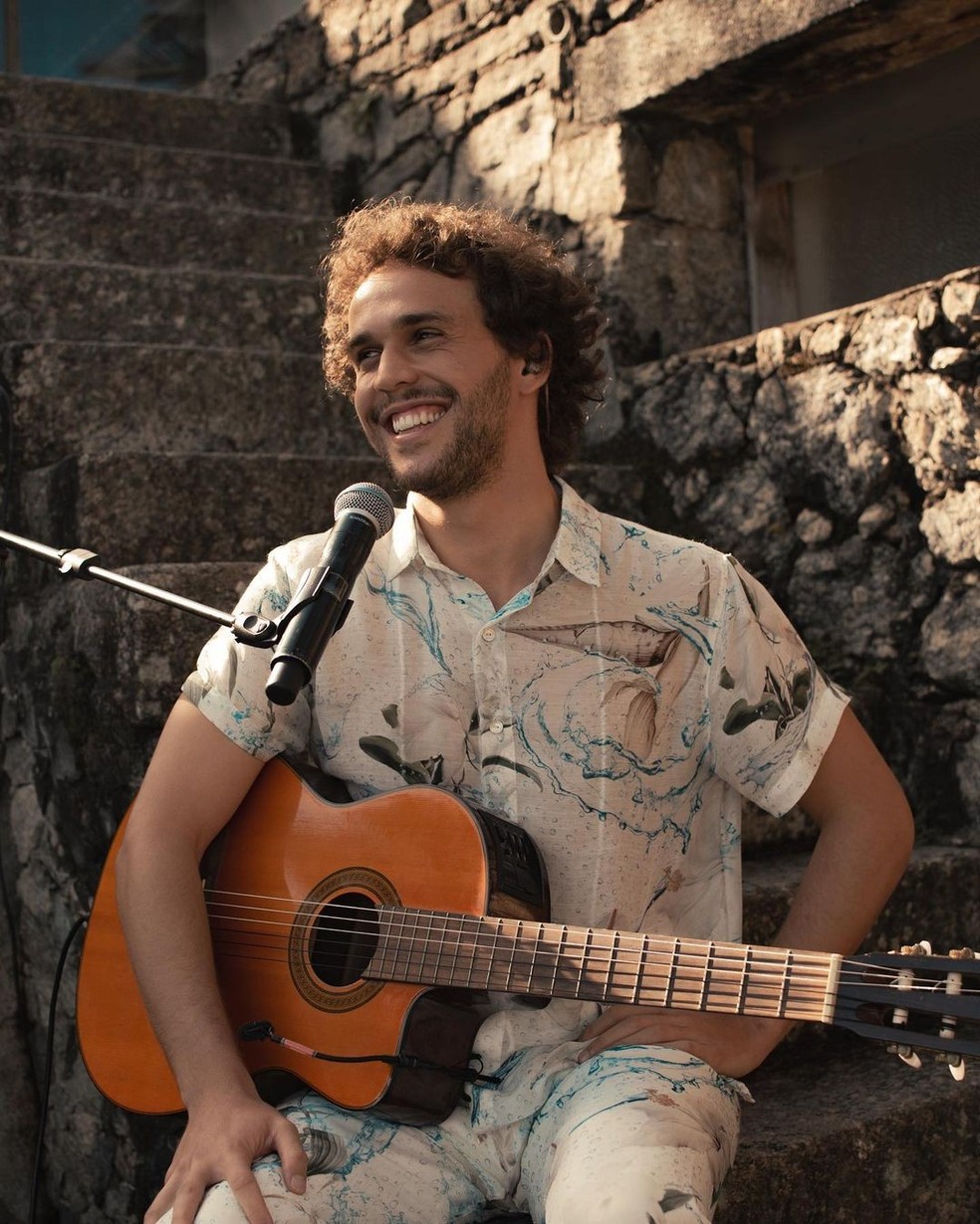 Theo Bial: quem é o jovem cantor que mistura samba, jazz e bossa nova?