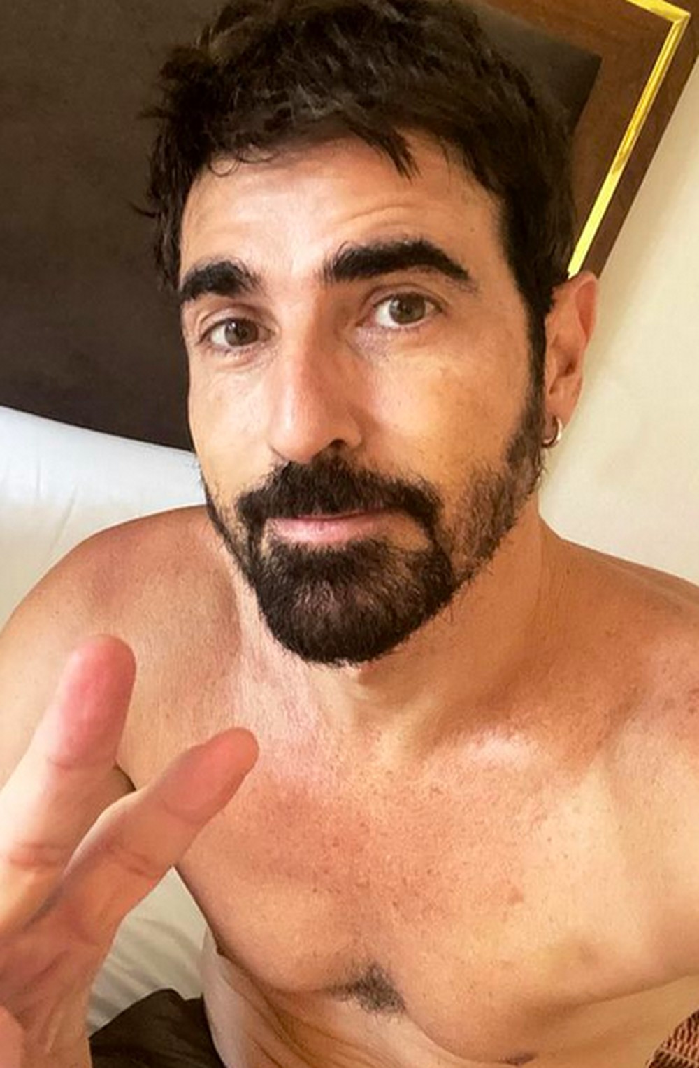 Reynaldo Gianecchini aparece barbudo em selfie e ganha elogios de fãs
