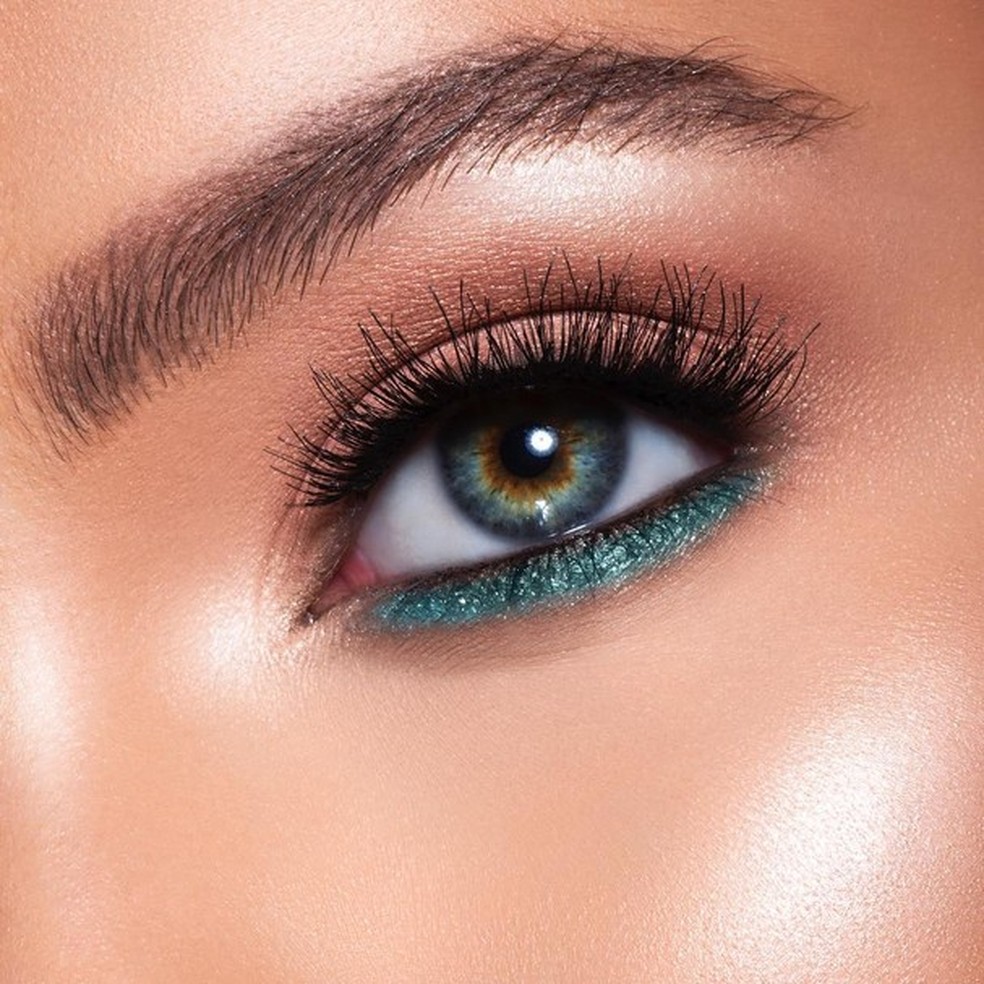 Kylie Cosmetics lança novas sombras e batons para o verão americano