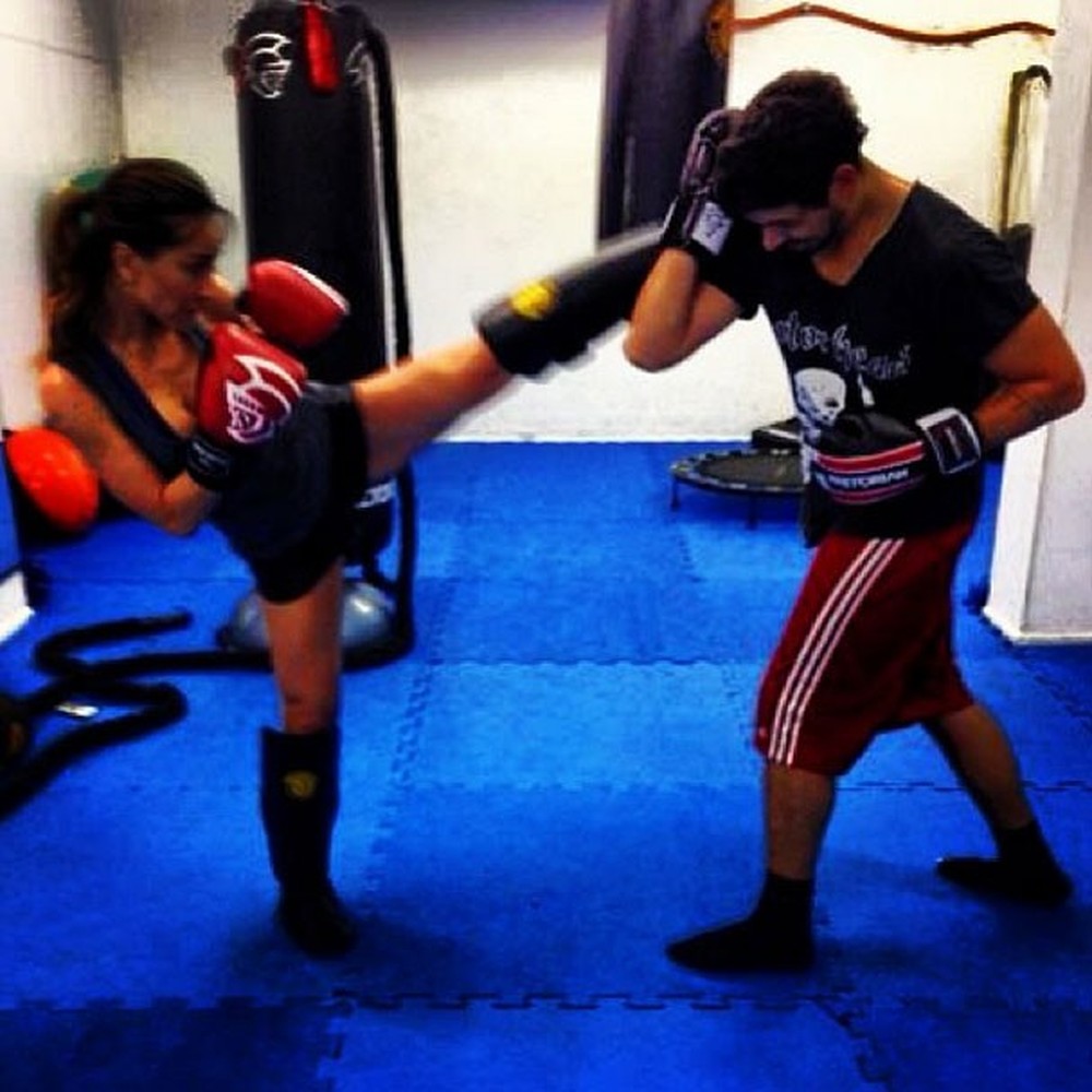 Sabrina Sato pratica muay thai com o namorado e ele apanha da japa
