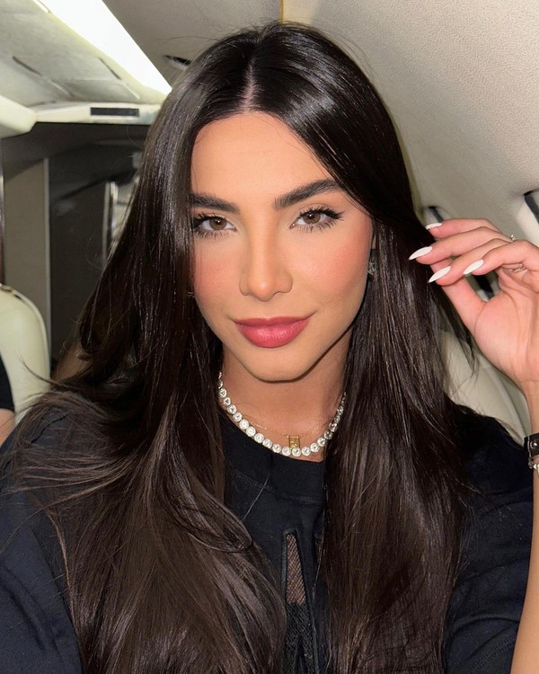 Gabriela Versiani abre cliques em clima de romance com Murilo Huff