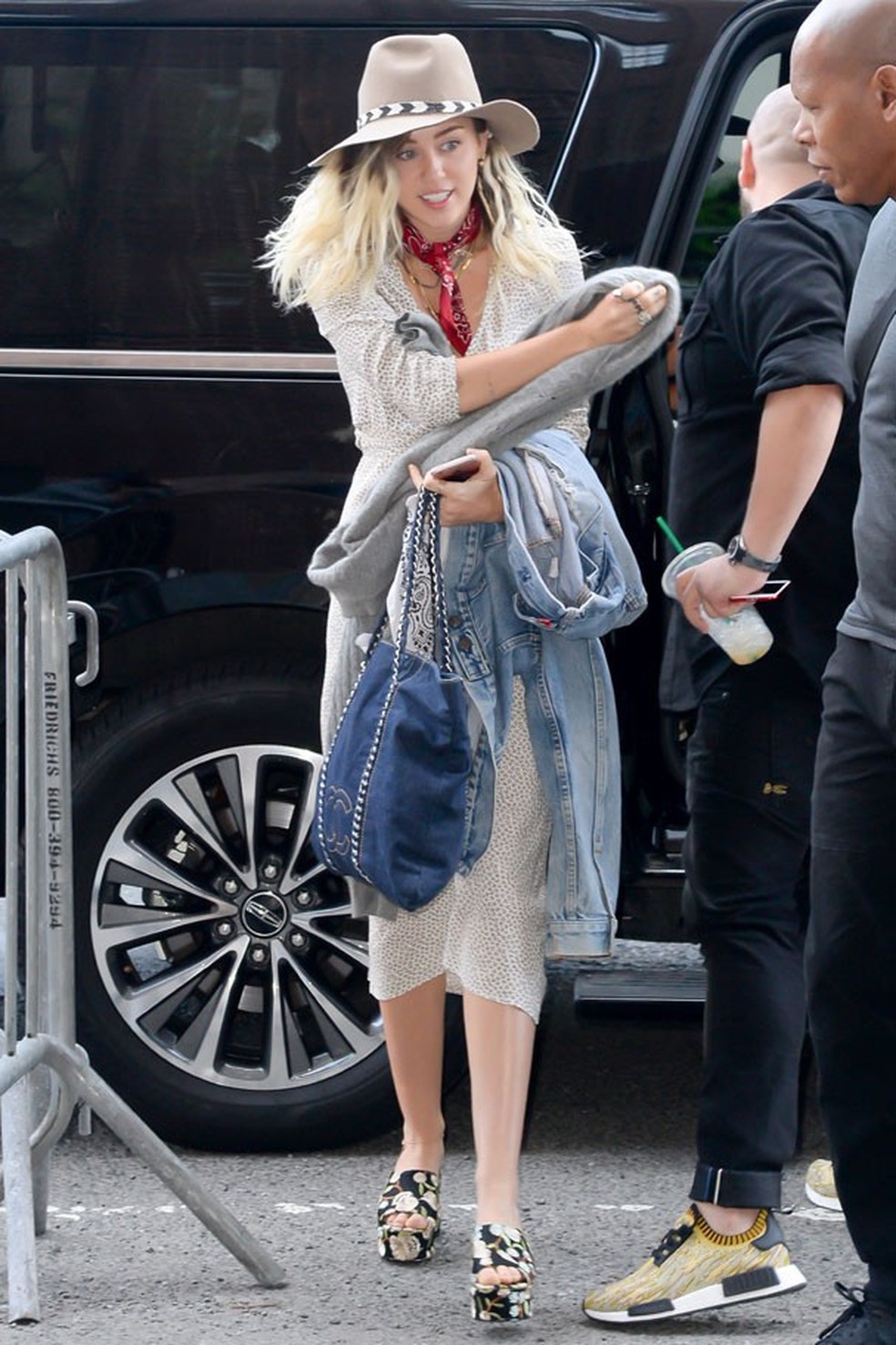 Miley Cyrus resgata suas origens country em look do dia