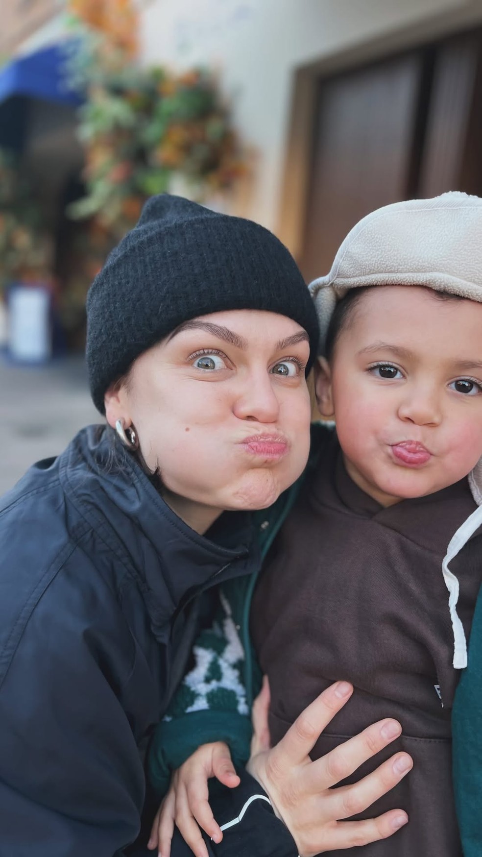 Tratando câncer, Jessie J mostra tempo de qualidade com o filho de 2 ...