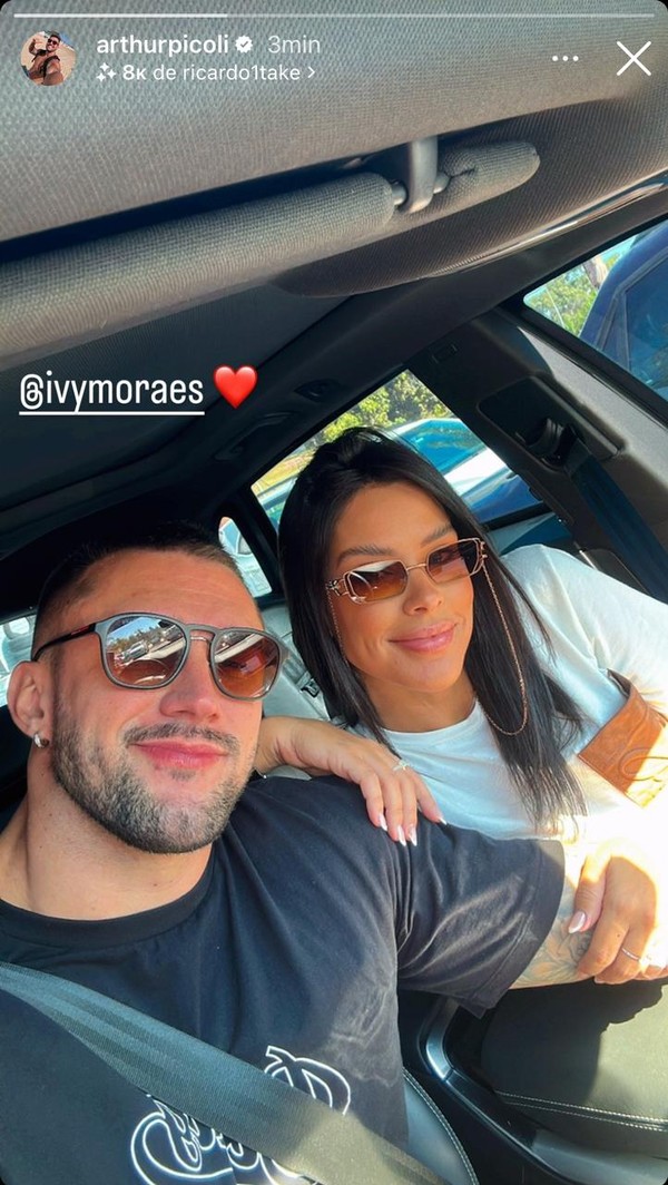 Arthur Picoli e Ivy Moraes surgem juntinhos em passeio de carro