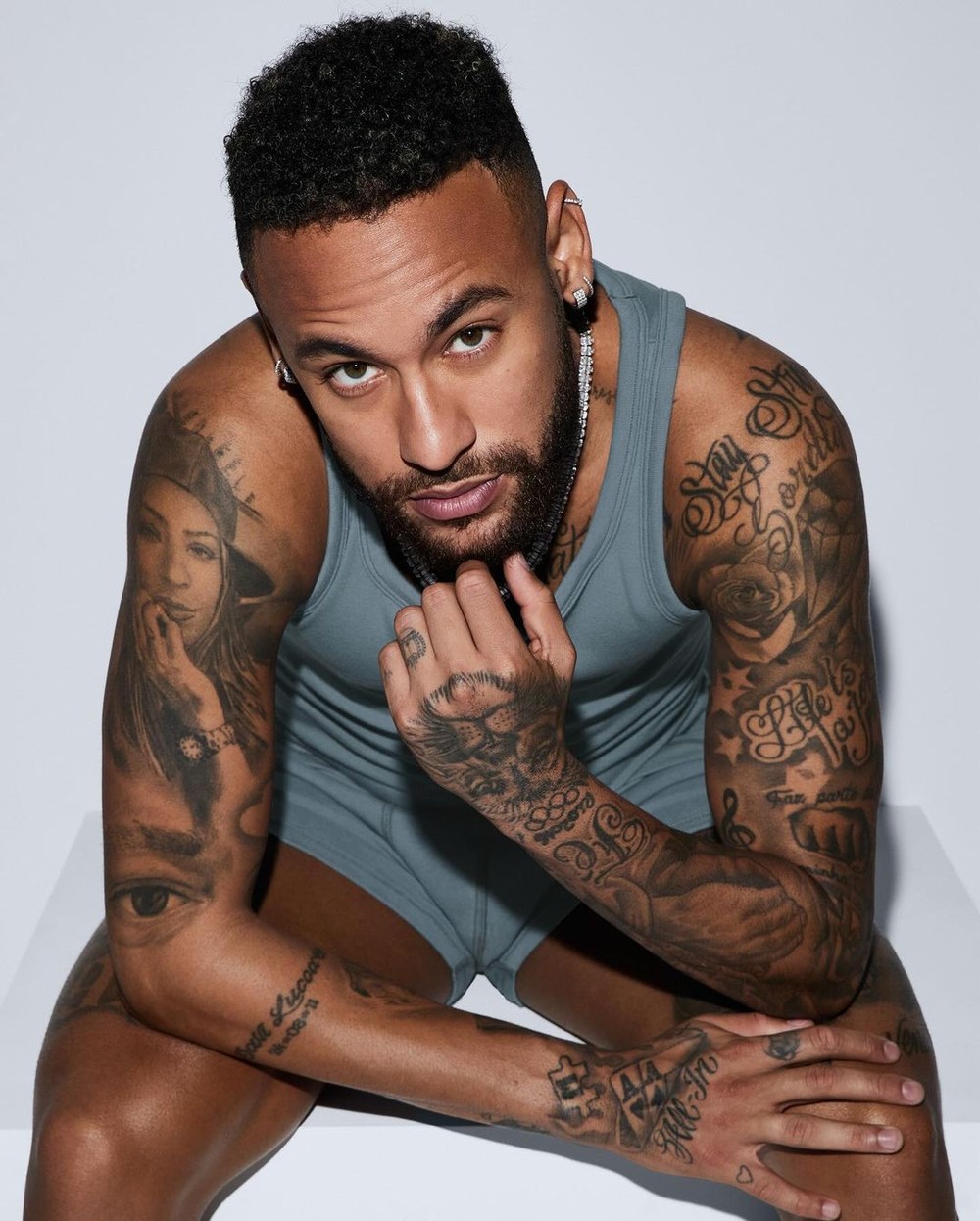 Neymar Jr. posa de cueca para nova linha de marca de Kim Kardashian