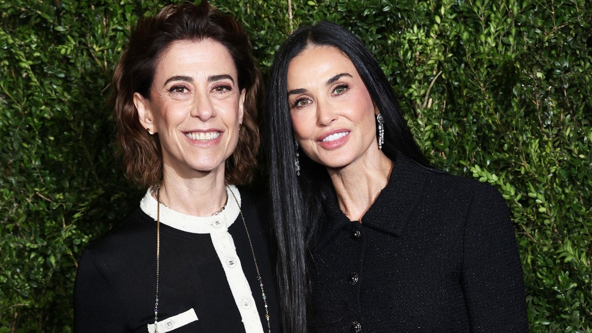 Fernanda Torres e Demi Moore posam juntas em festa pré-BAFTA