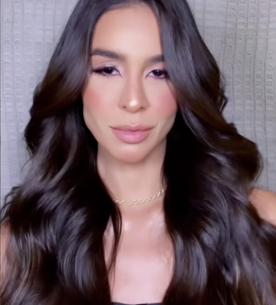 Ex-BBB Kerline deixa os fios loiros e surge com nova cor; veja vídeo