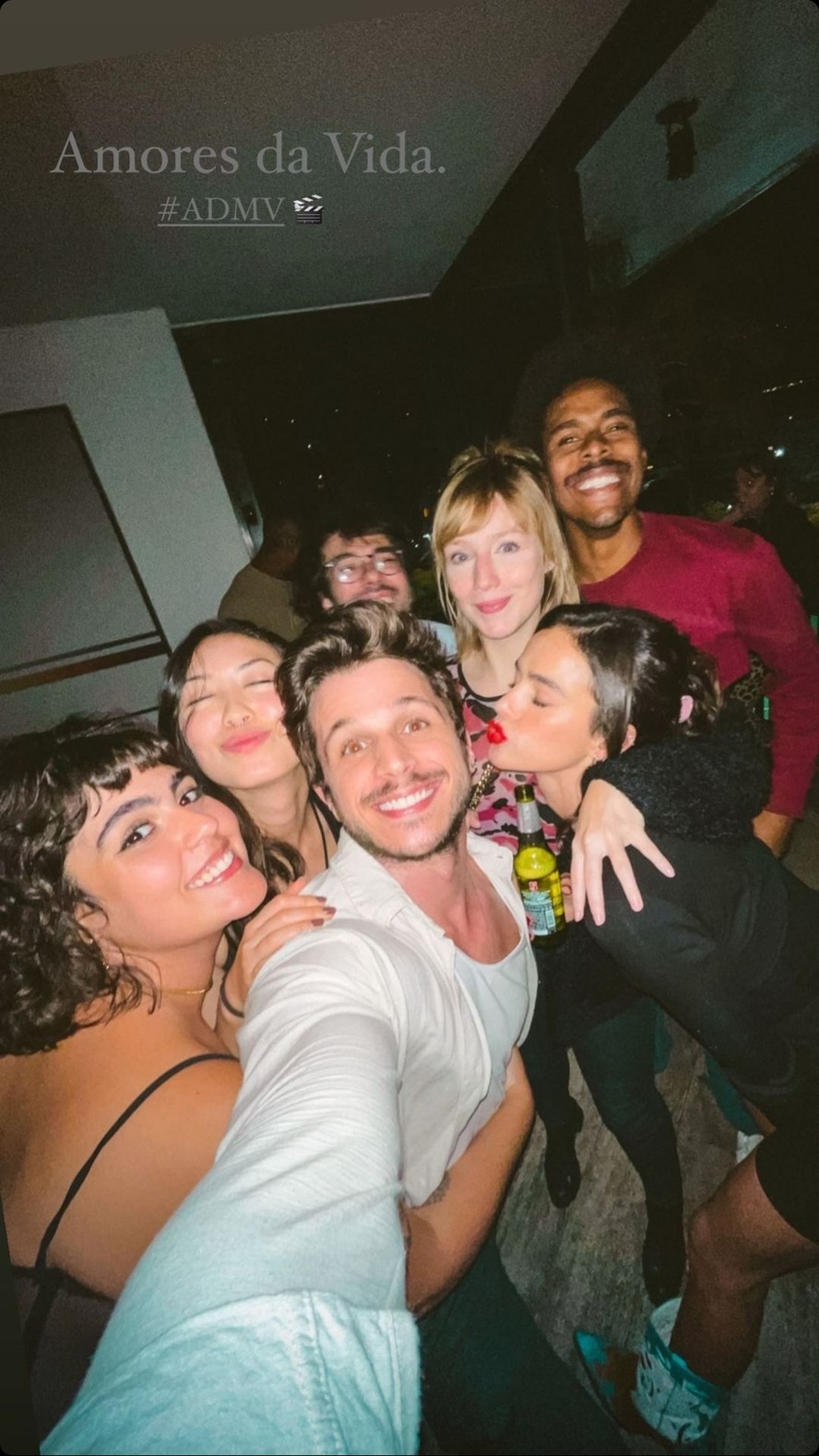 Bruna Marquezine aparece com colegas de trabalho na despedida da série 'Amor Da Minha Vida'