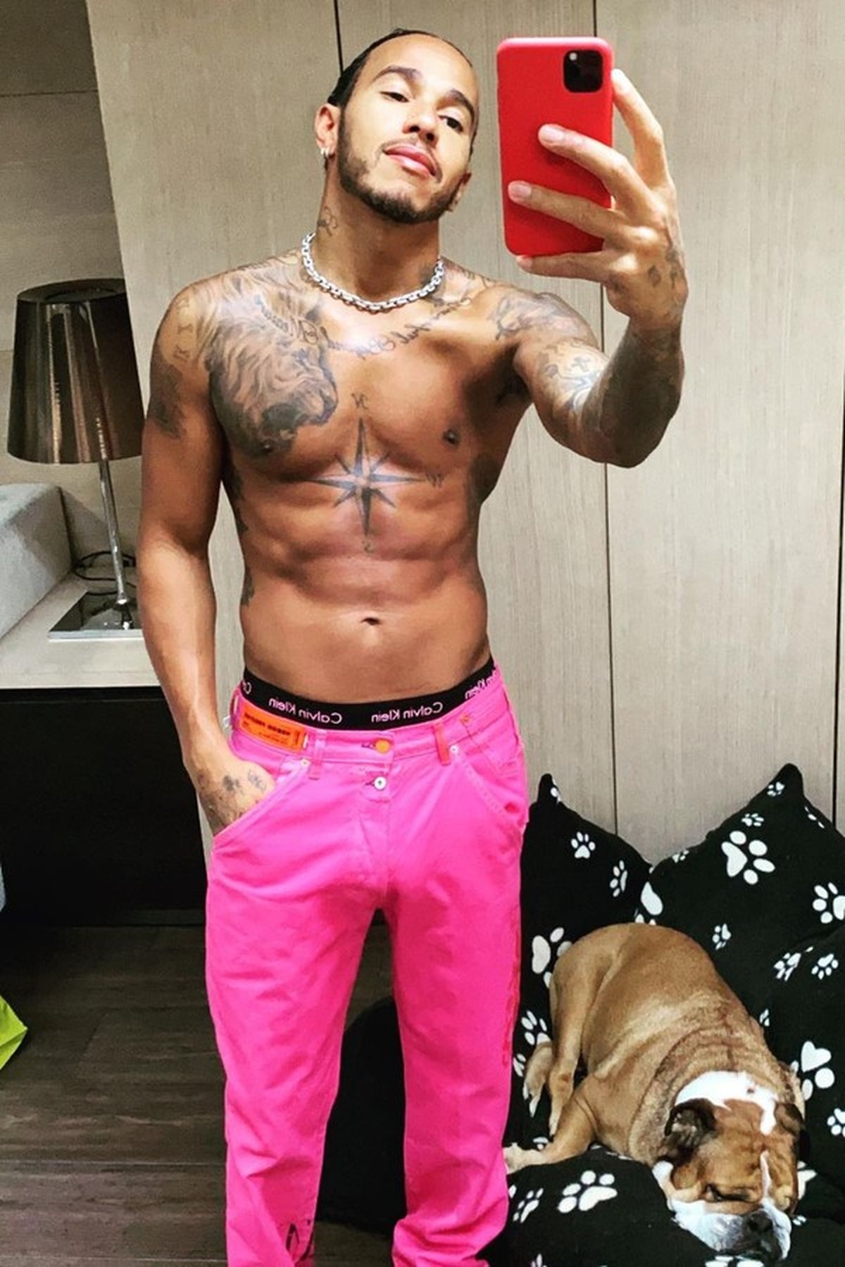 Lewis Hamilton posa sem camisa e agita fãs em rede social