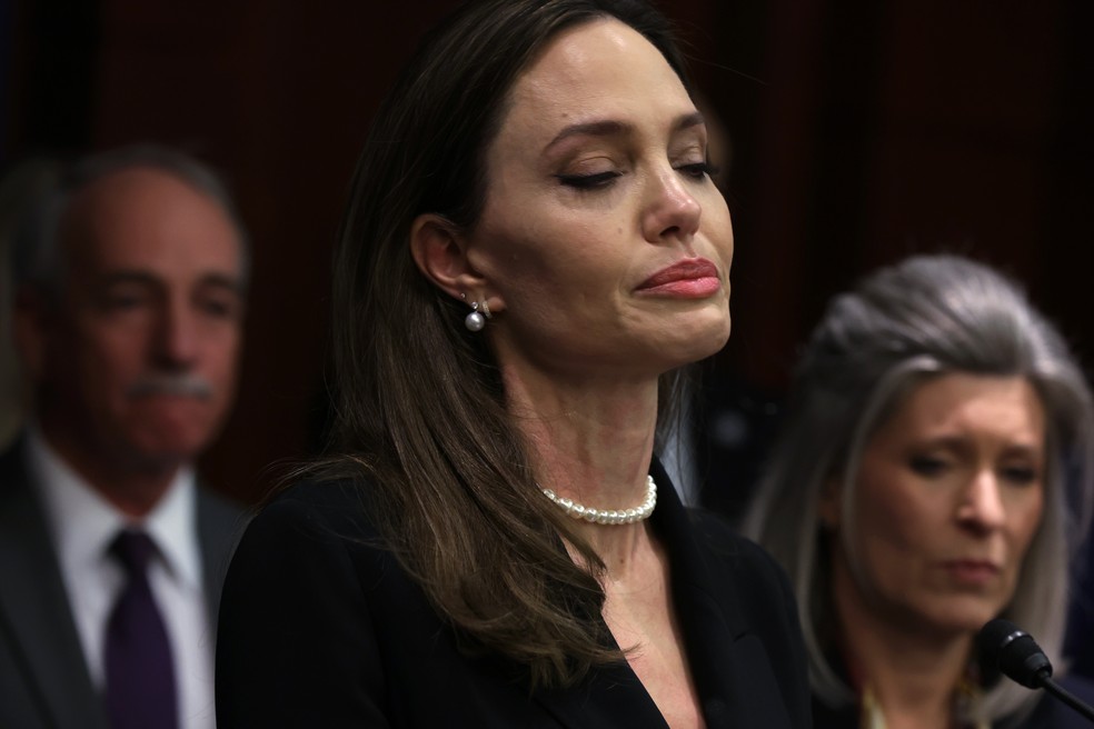 Angelina Jolie se emocionou ao defender a Lei de Violência Contra a ...
