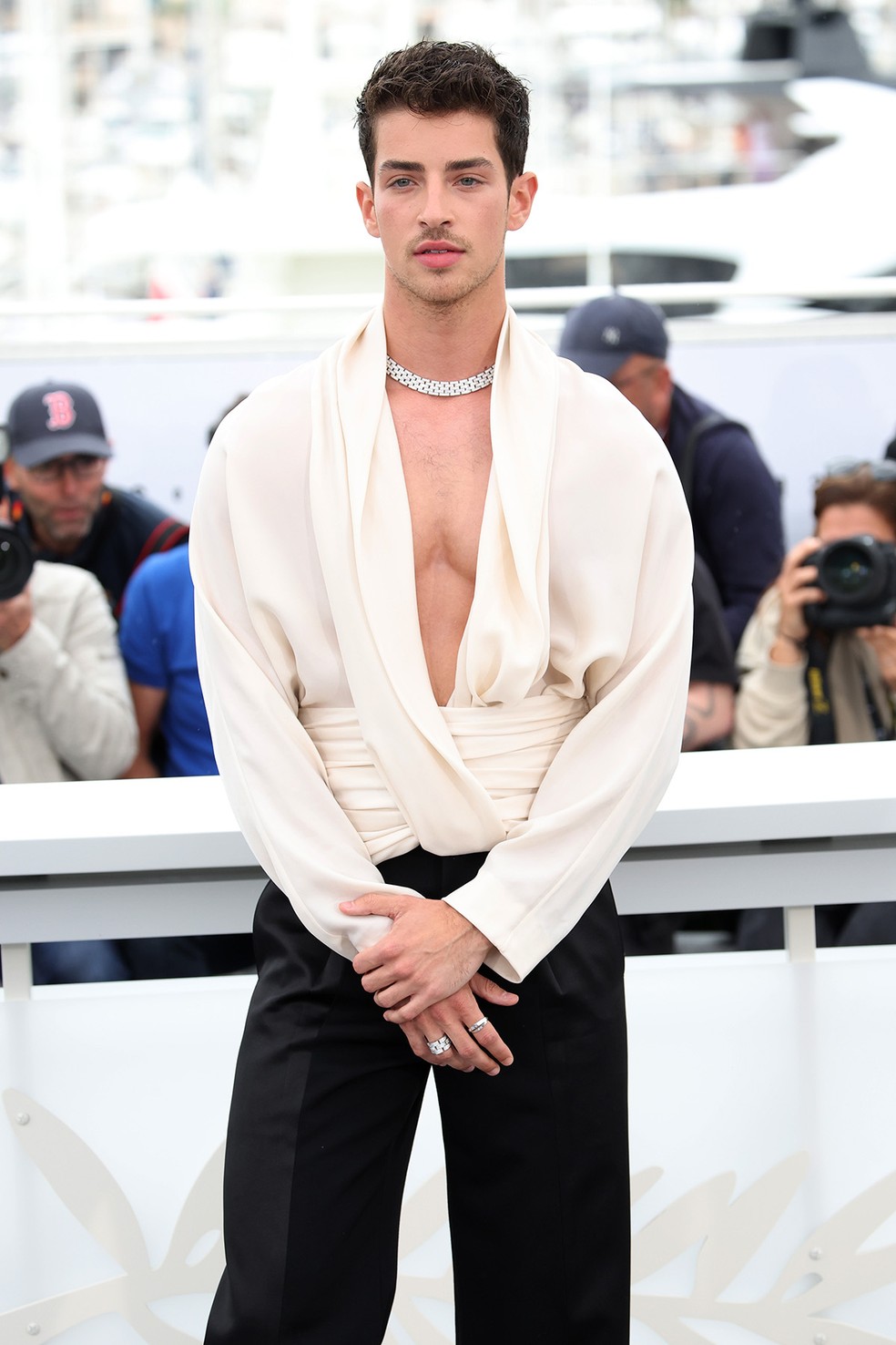 Festival de Cannes 2023: atores mostram sintonia com looks de decote aberto