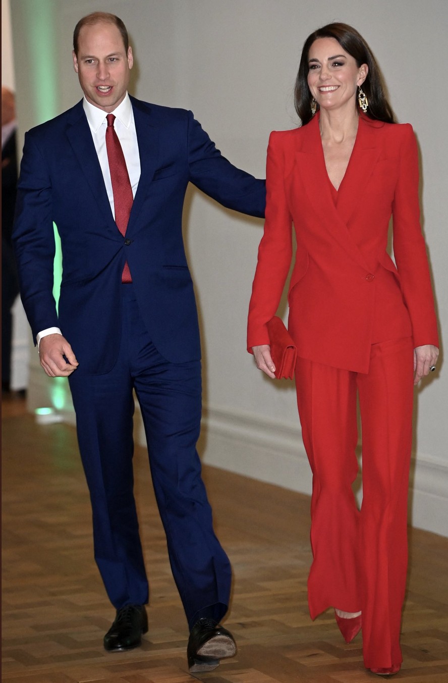 Kate Middleton atrai os flashes com look vermelho da cabeça aos pés ...