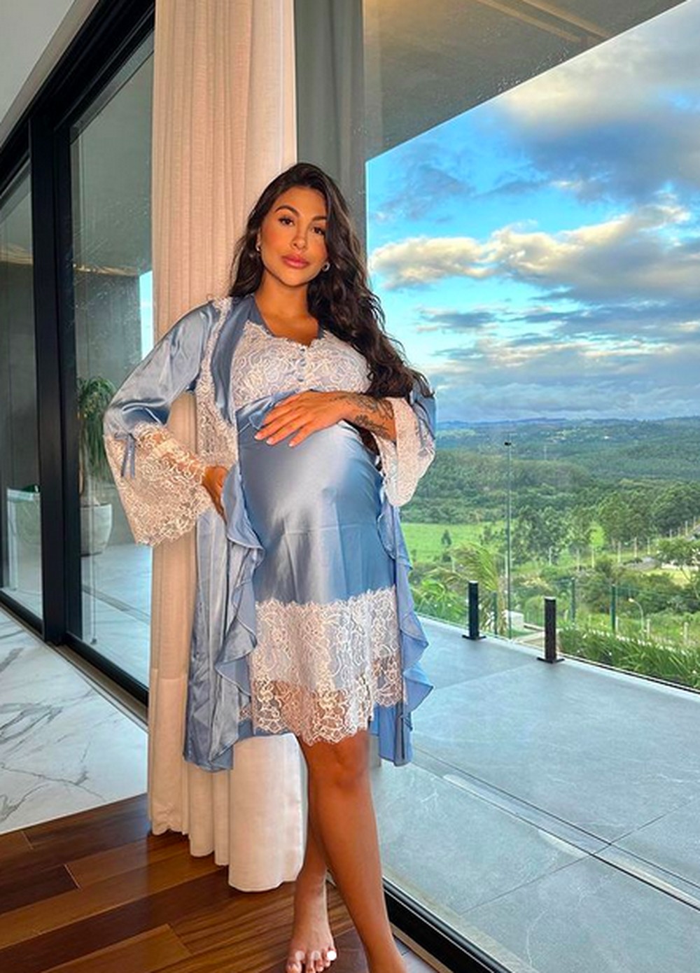 Na reta final da gravidez, Jheny Santucci posa poderosa e Arthur Aguiar se derrete: 'Maravilhosa'