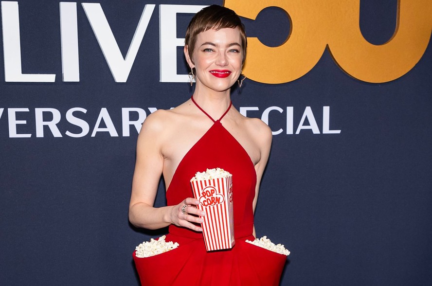 Emma Stone aposta em 'vestido-pipoca' para evento do Saturday Night Live