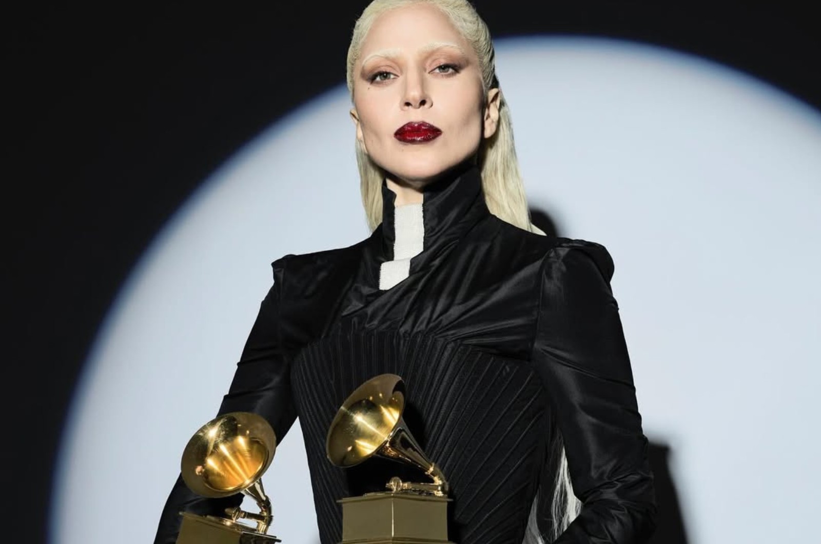 Lady Gaga celebra vitórias no Grammy 2026: 'Muito grata e emocionada'