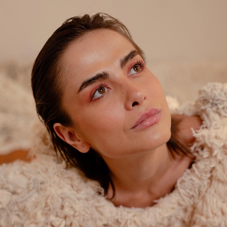 Maria Casadevall abre desfile da marca Nalimo em São Paulo com performance artística