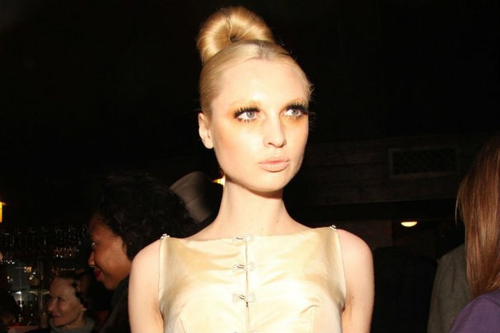 Modelo é presa por roubar biscoitos e bolo em supermercado