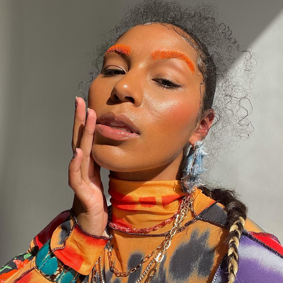 Peach Fuzz: 10 ideias de maquiagem com a cor do ano de 2024