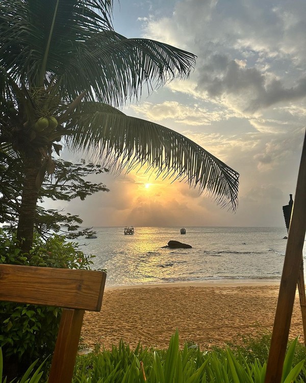 Key Alves se diverte na primeira viagem a Noronha com a irmã gêmea Keyt