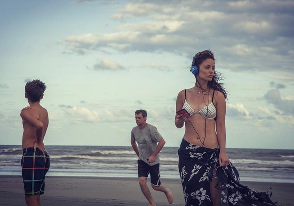 Rosanne Mulholland exibe cinturinha fina de biquíni em 'Entre Idas e Vindas'