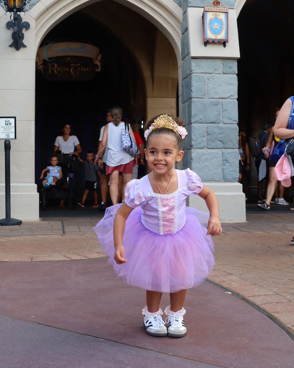 Carol Batista mostra as filhas se divertindo na Disney: 'Tudo por elas'