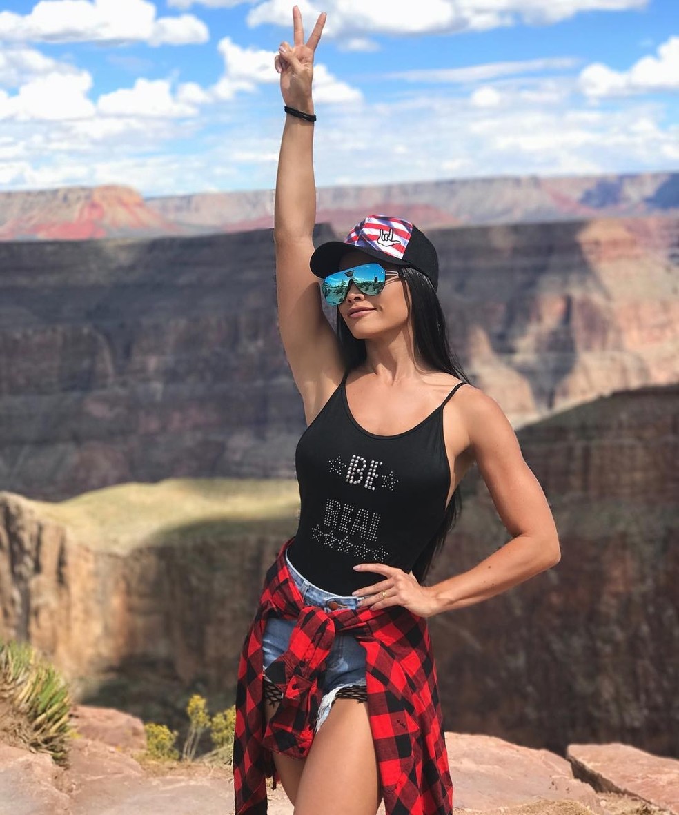 Fernanda D'avila mostra braços e pernas torneadas em Las Vegas