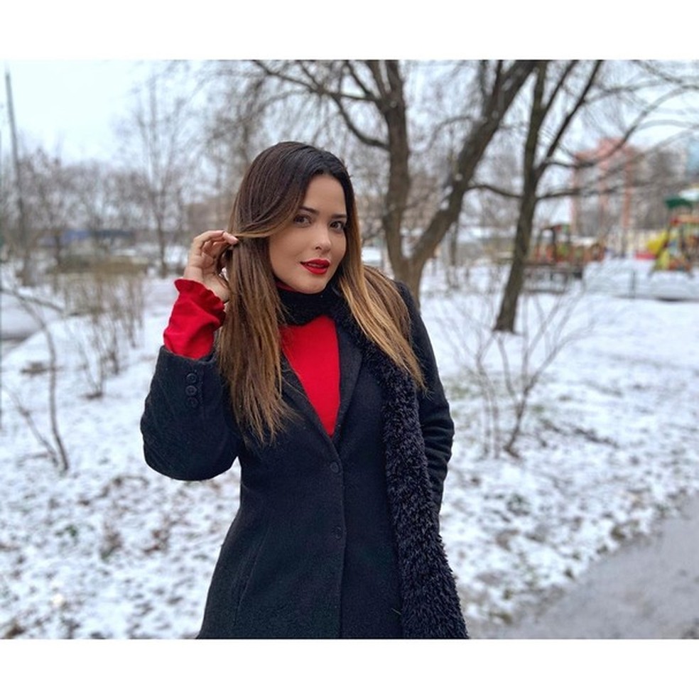 Perrengue chic: Geisy Arruda sofre para se locomover na Rússia