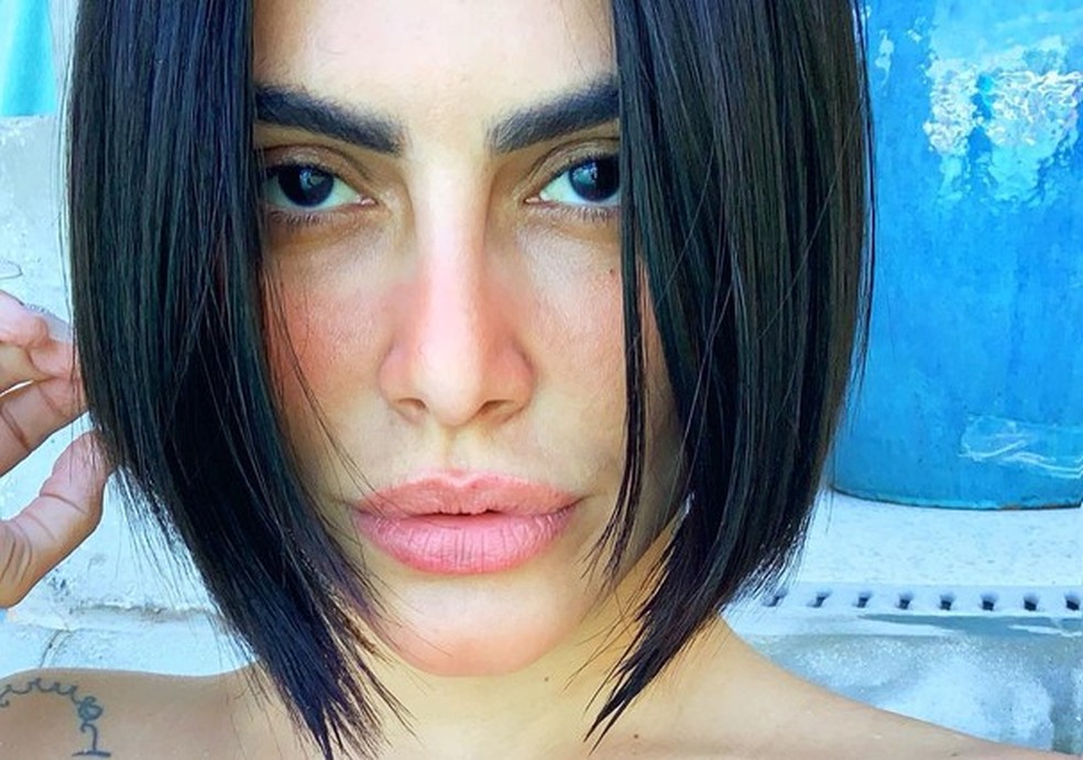 Hot! Cleo Pires sensualiza em clique com pouca maquiagem