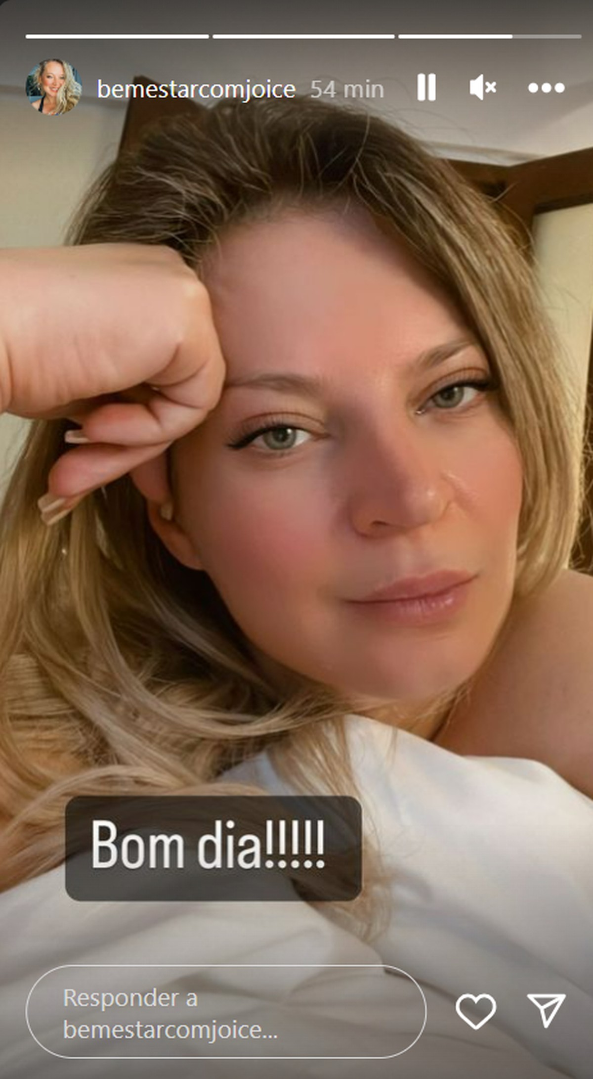 Joice Hasselmann dá bom dia aos seus seguidores ainda na cama