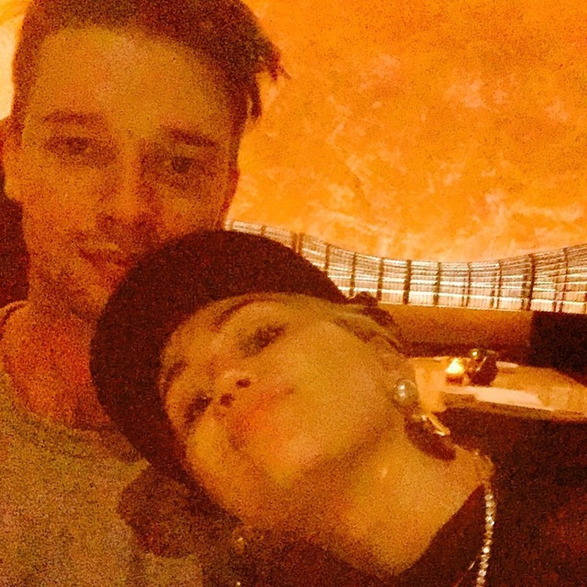 Miley Cyrus posta foto com o namorado em homenagem ao Valentine's Day