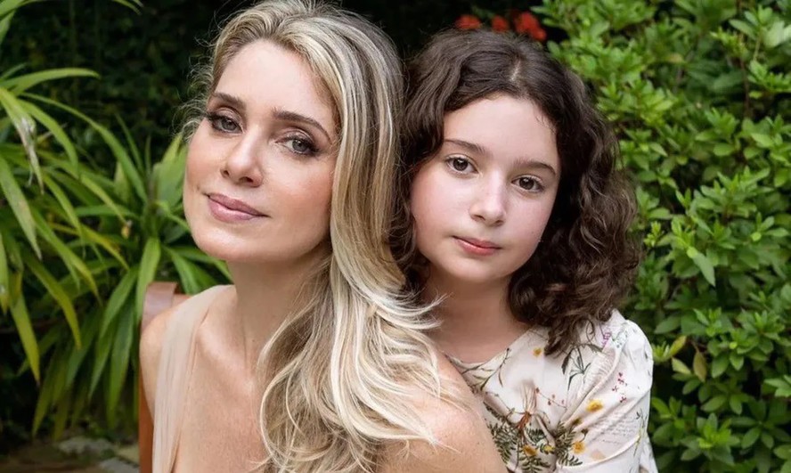 Letícia Spiller muda o visual junto à filha; veja como ficou