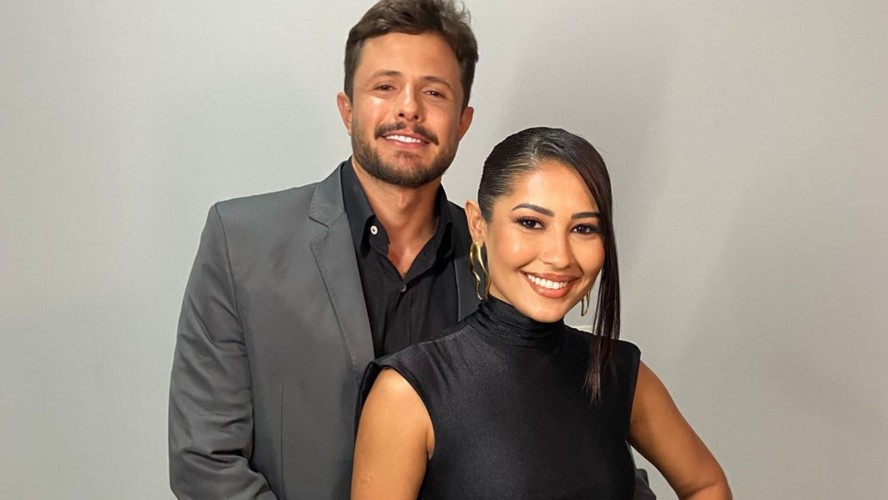 Thaynara OG posa pela primeira vez com namorado em evento