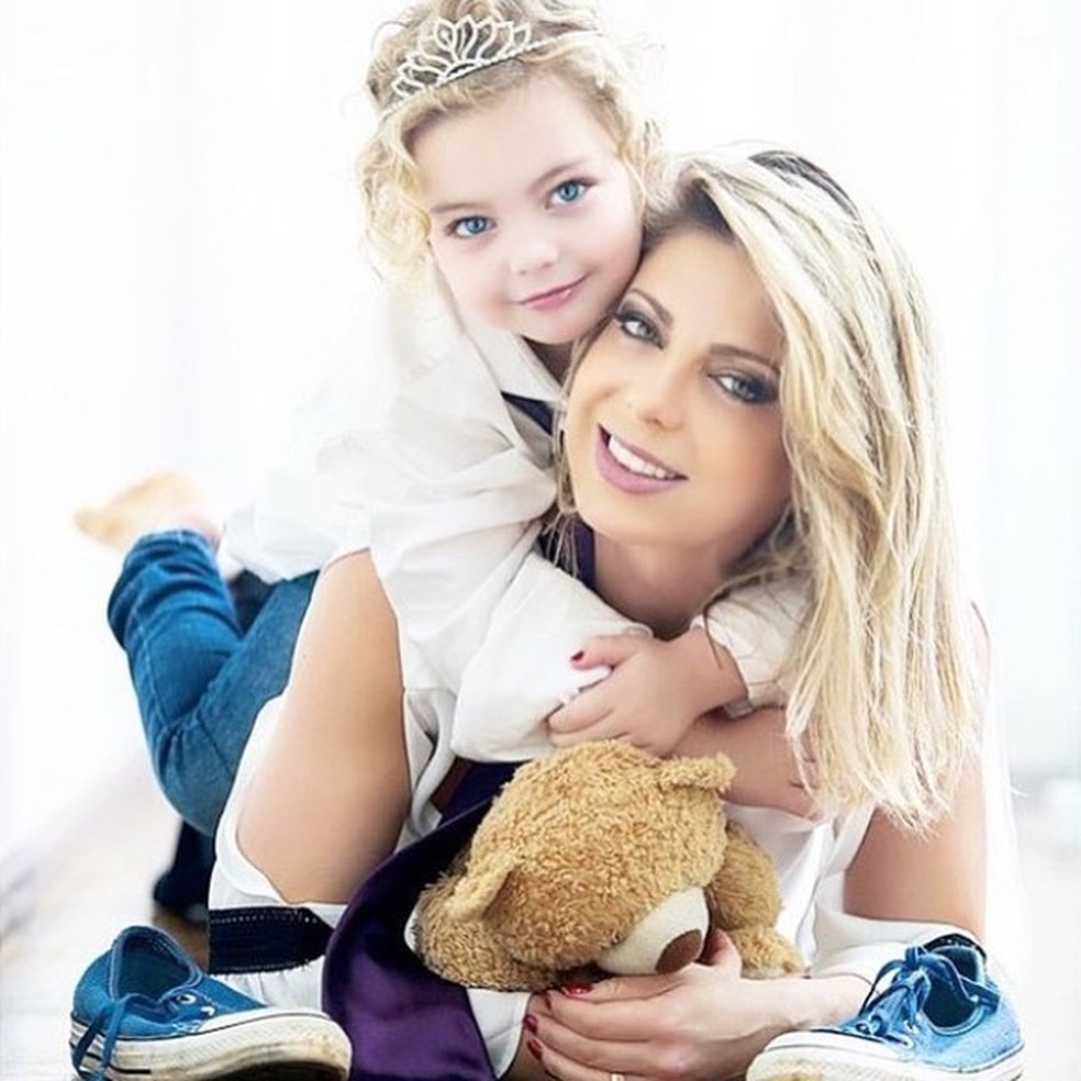 Fernando Scherer ganha make especial da filha caçula, Brenda, de 3 anos