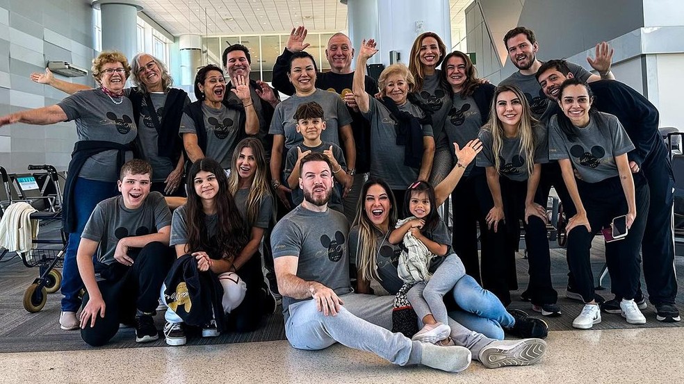 Thiago Nigro se atrapalha com as compras para Maíra Cardi em Orlando