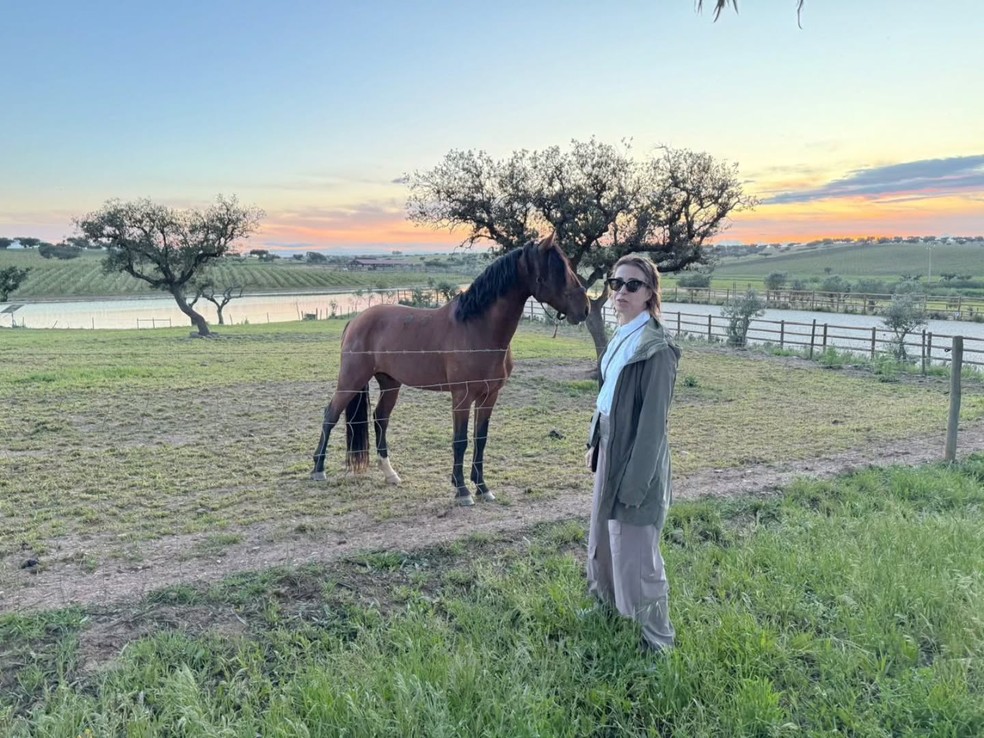 Fernanda Torres curte férias em Portugal: 'Andei sumida e me recuperando'