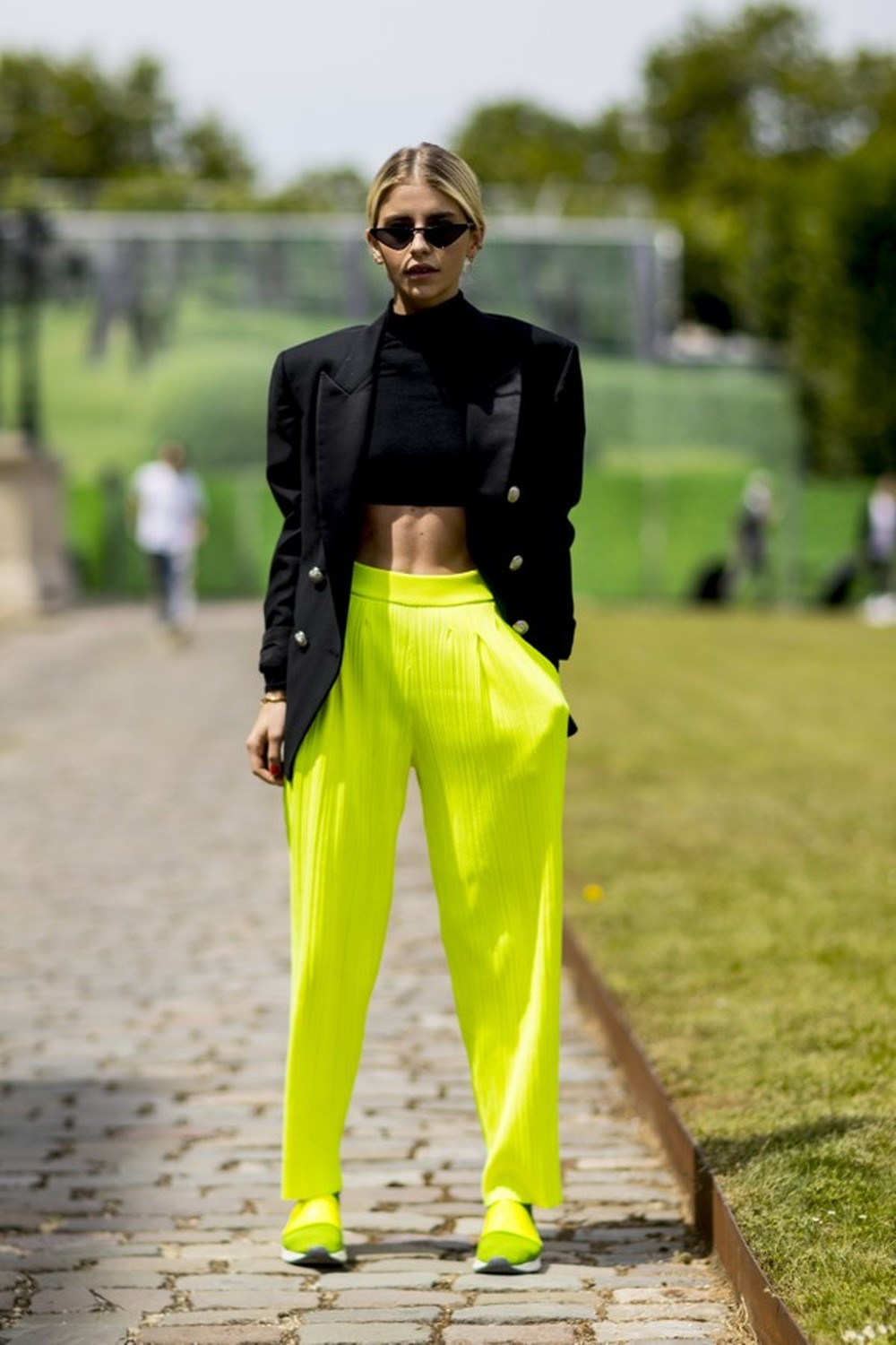 O verde neon é a cor do momento e nós provamos em 14 looks
