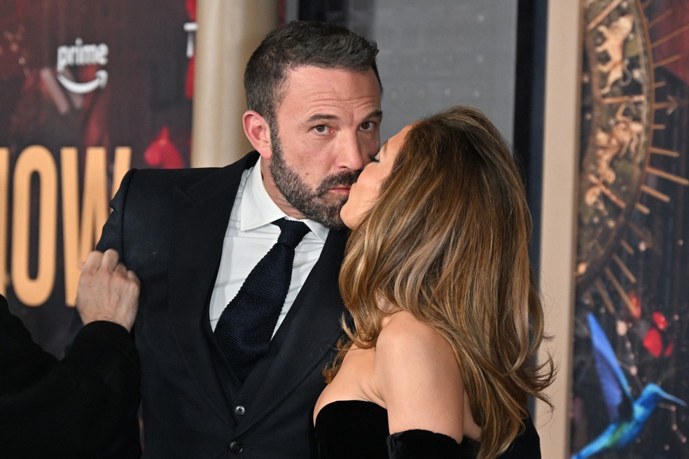Com look inspirado nos signos do zodíaco, Jennifer Lopez recebe o carinho de Ben Affleck durante ...