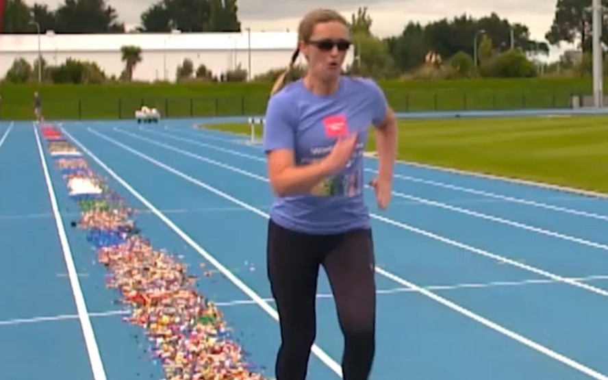 Atleta quebra recorde mundial de corrida descalça mais rápida sobre ...