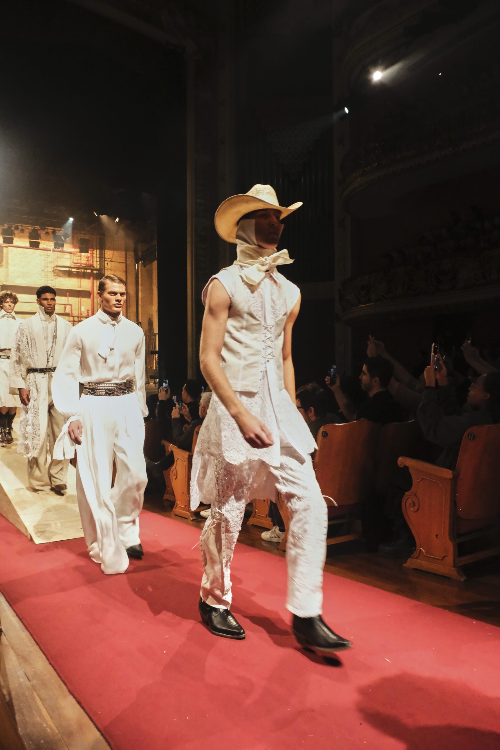 SPFW: João Pimenta celebra 20 anos de carreira apresentando um ...