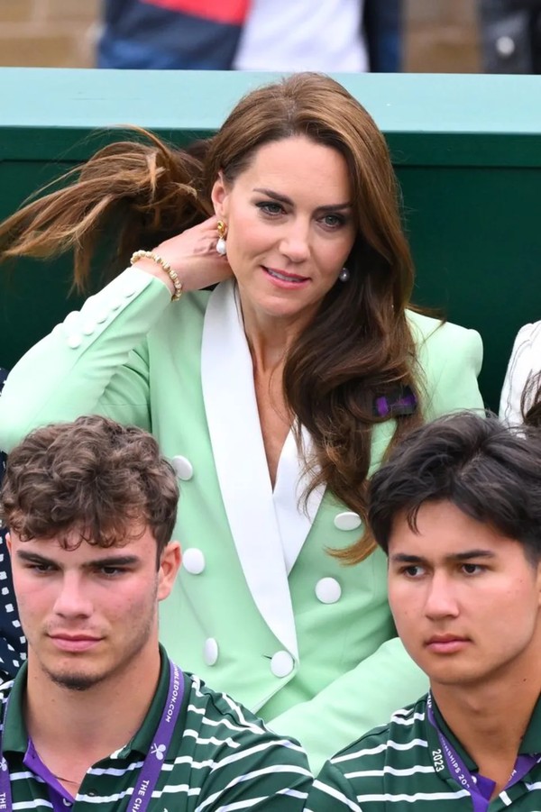 Kate Middleton usa look menta inspirado em Lady Di para aparição em ...