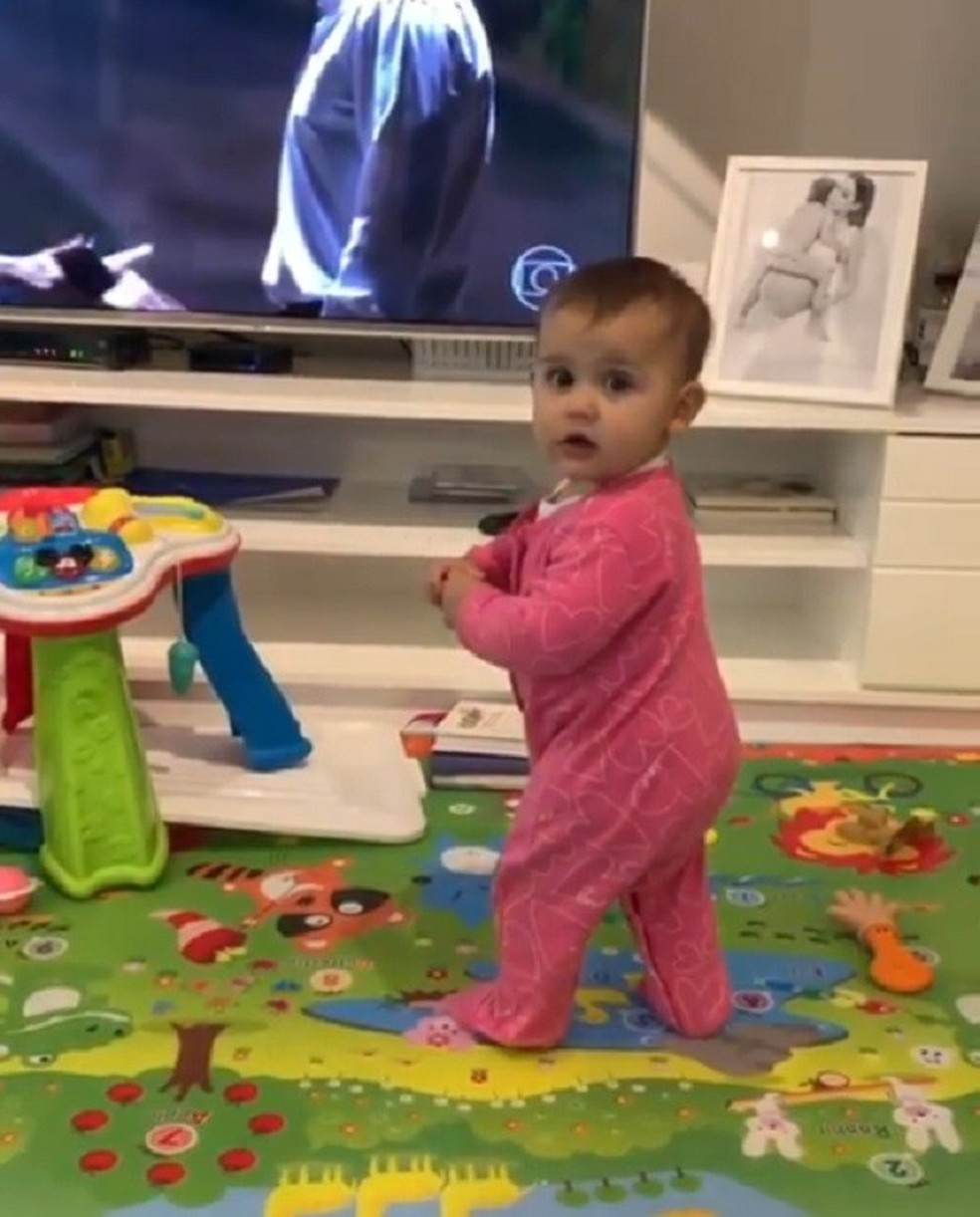 Bella Falconi lamenta não ter visto os primeiros passos da filha: 'Mas ...