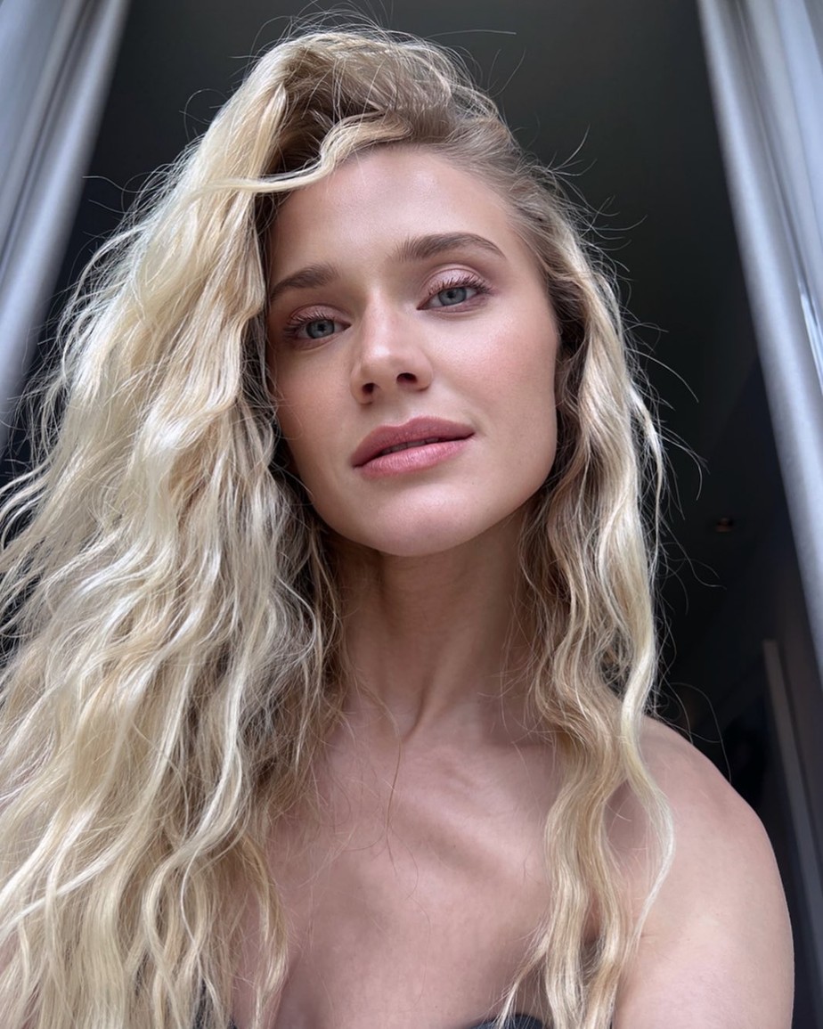 Celina Locks encanta com clique ao natural sem maquiagem e com o cabelo enrolado | Celebridades ...