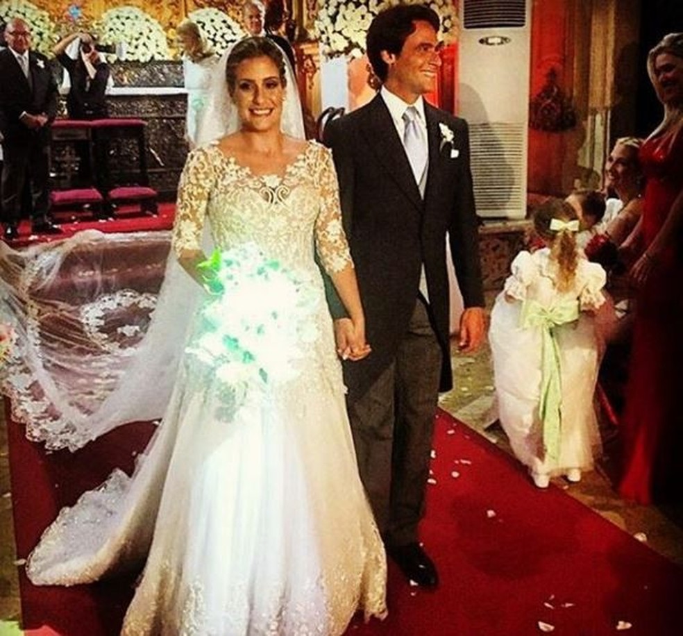 Carol Buffara se casa no Rio e recebe elogios de fãs por vestido deuso