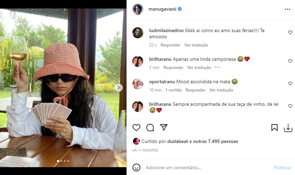 Manu Gavassi posa com tacinha e baralho em mãos: 'mood'