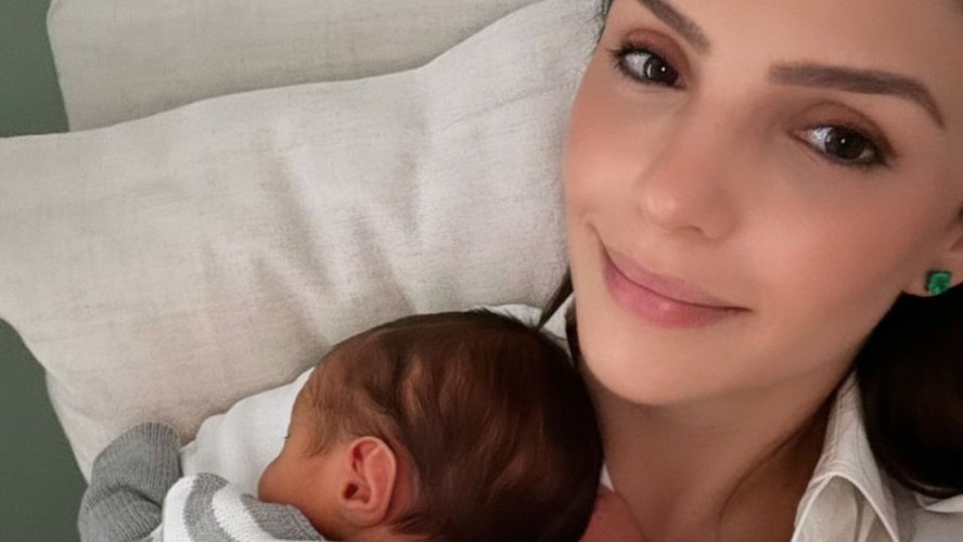Caroline Celico surge abraçadinha com o filho recém-nascido, Rafael ...
