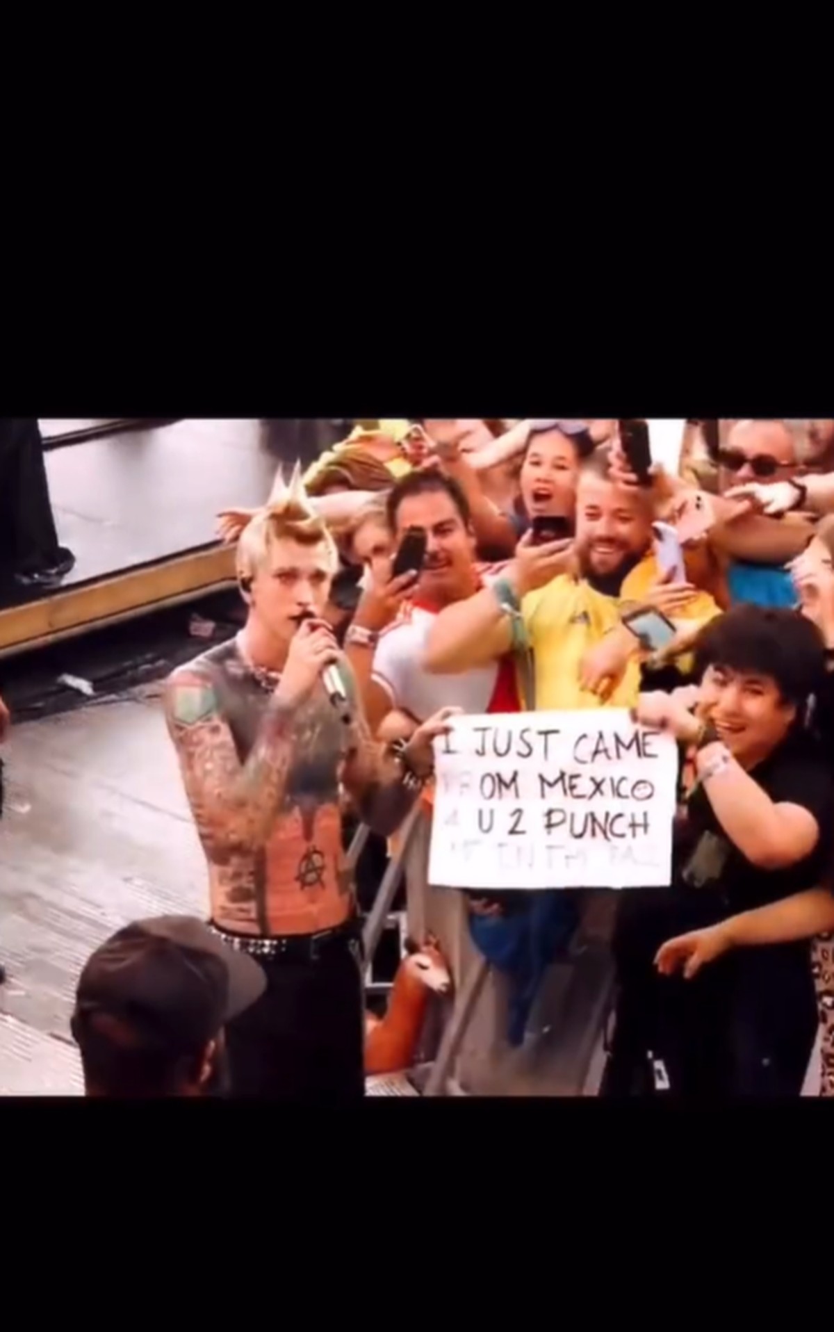 Machine Gun Kelly dá um soco em fã: 'Realizando sonhos'
