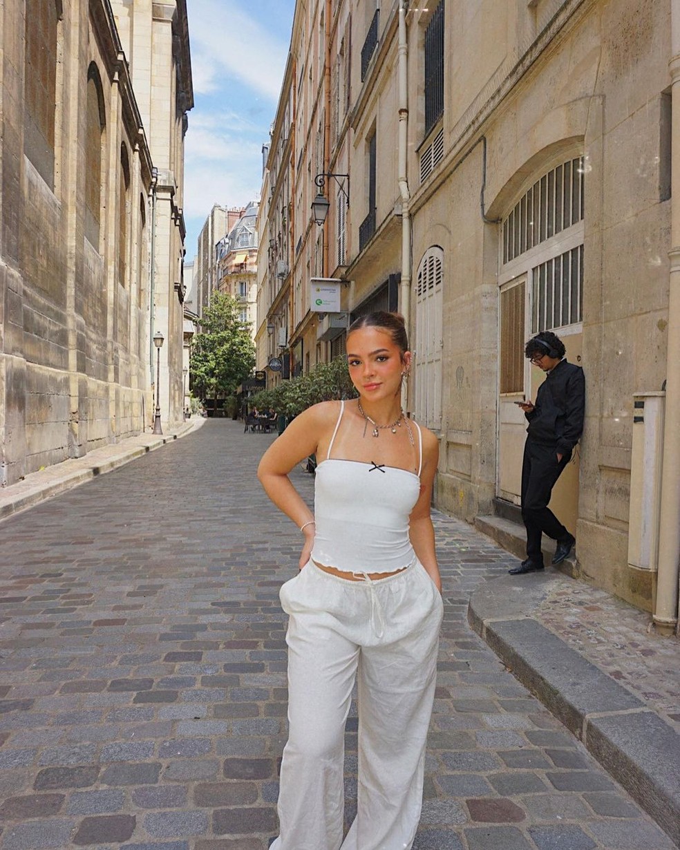 Em Paris, Mel Maia usa bolsa grifada em passeio pela cidade