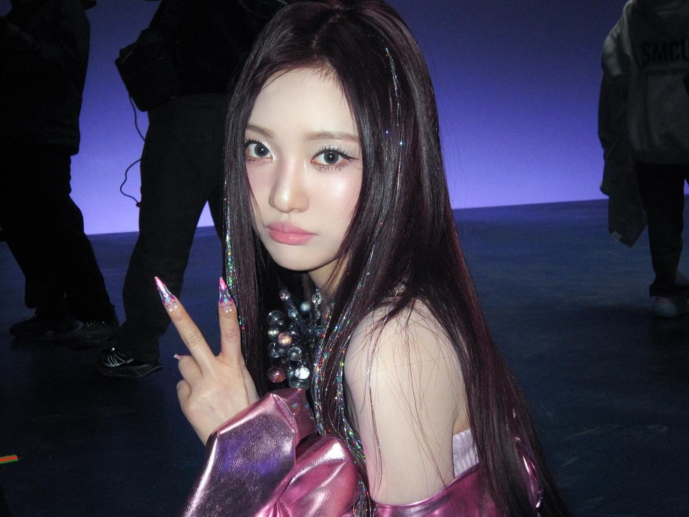 Estética Y3K: os detalhes da tendência de beleza inspirada no futuro