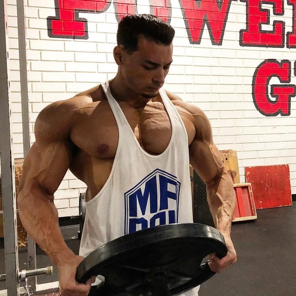 Felipe Franco mostra corpo super sarado e seguidores piram