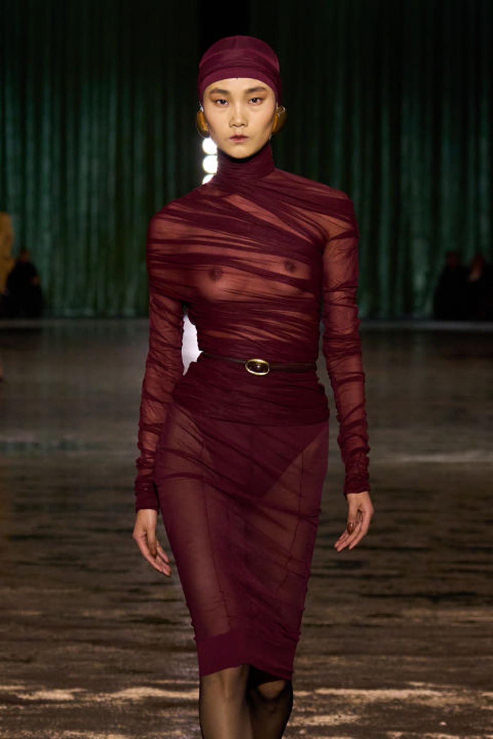 PFW: Saint Laurent exala sensualidade em desfile na semana de moda de Paris